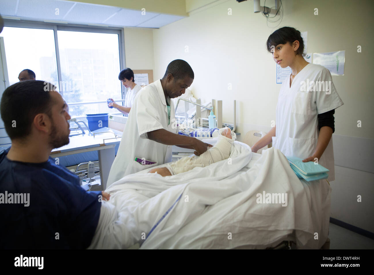 Frau mit gips bein -Fotos und -Bildmaterial in hoher Auflösung – Alamy