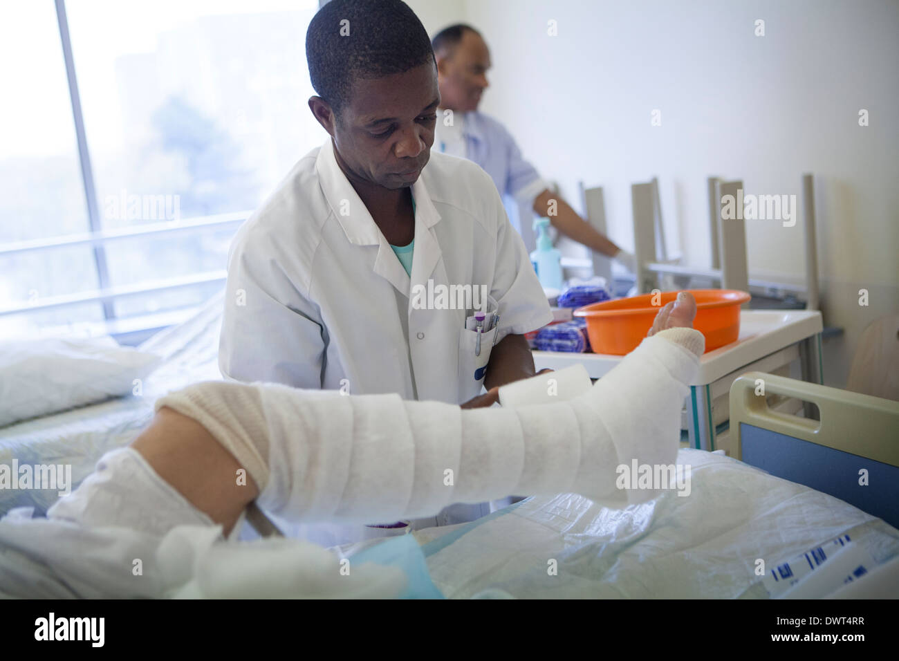 Plaster leg cast legs -Fotos und -Bildmaterial in hoher Auflösung – Alamy