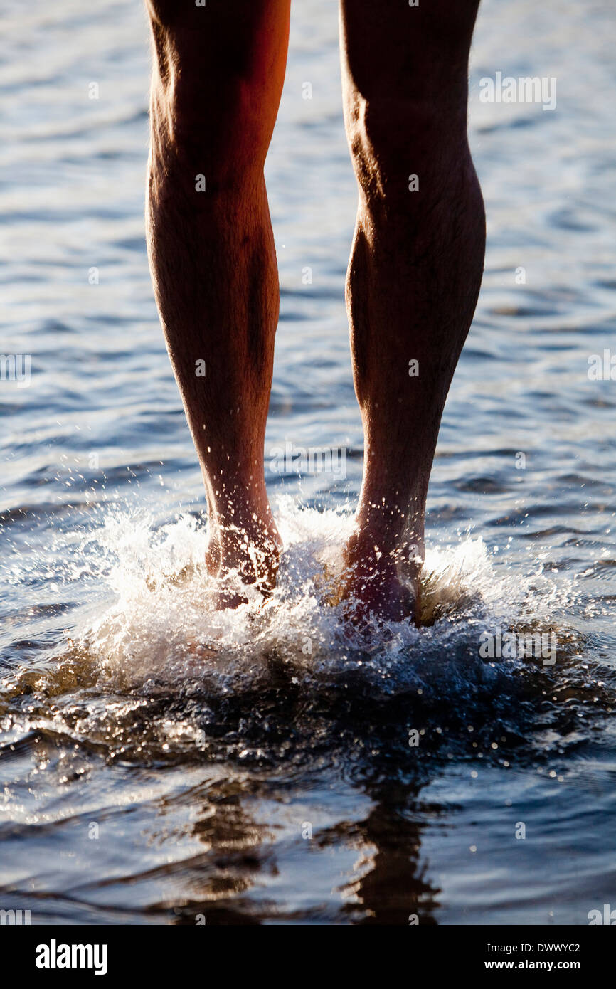 Junger mann springt in wasser -Fotos und -Bildmaterial in hoher ...