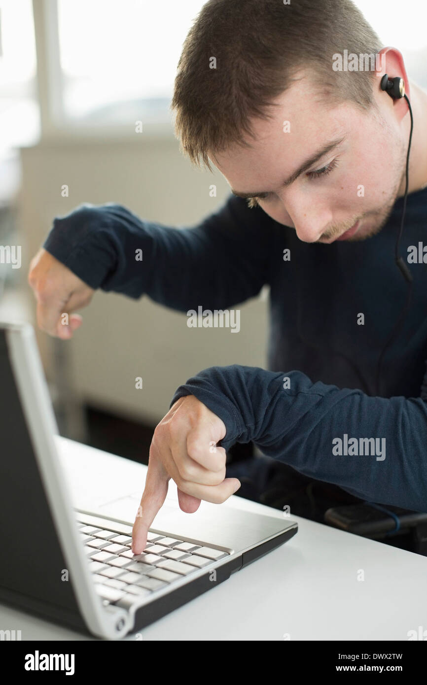 Behinderter mann arbeitet -Fotos und -Bildmaterial in hoher Auflösung ...