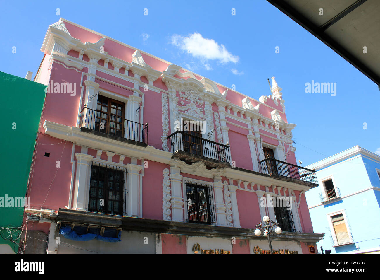 Rosa fassade -Fotos und -Bildmaterial in hoher Auflösung – Alamy