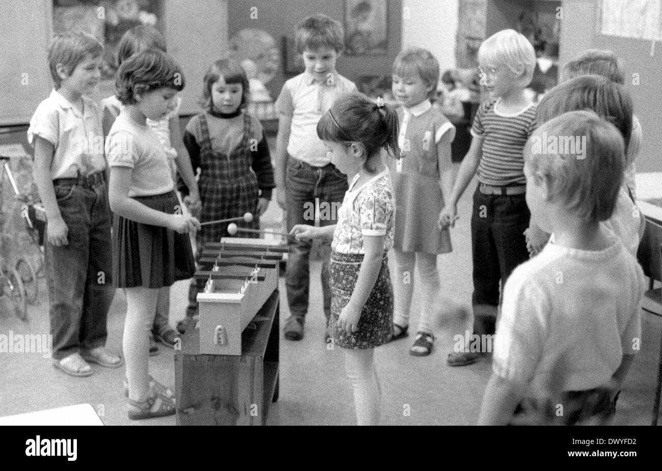 Berlin, DDR, Mädchen in einem Kindergarten auf einem Xylophon spielen ...