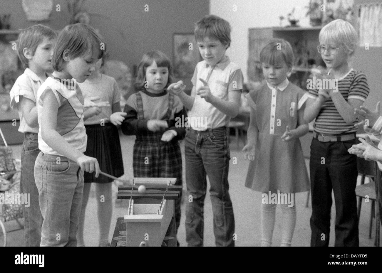 Mädchen und junge verprügeln junge -Fotos und -Bildmaterial in hoher ...