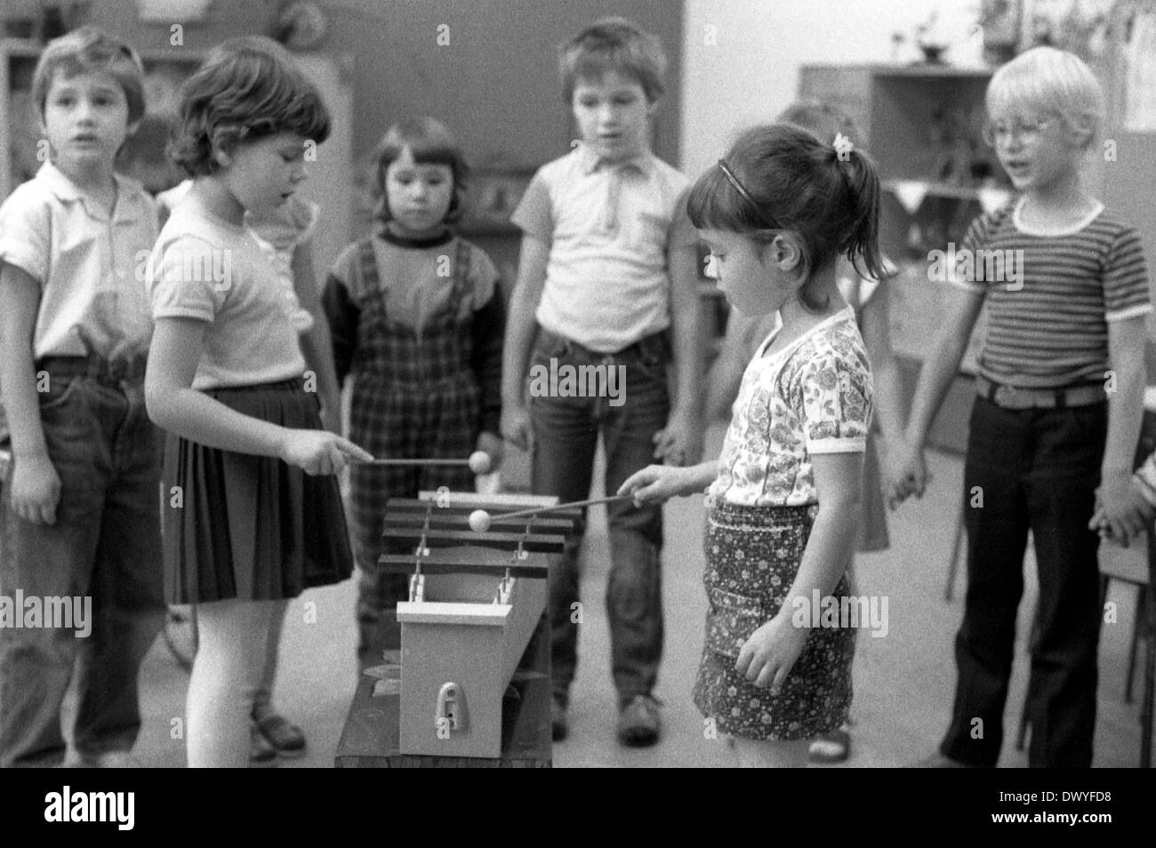 Baton gruppe kinder -Fotos und -Bildmaterial in hoher Auflösung – Alamy