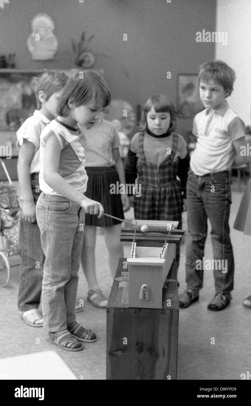Berlin, DDR, kleiner Junge in einem Kindergarten auf einem Xylophon ...