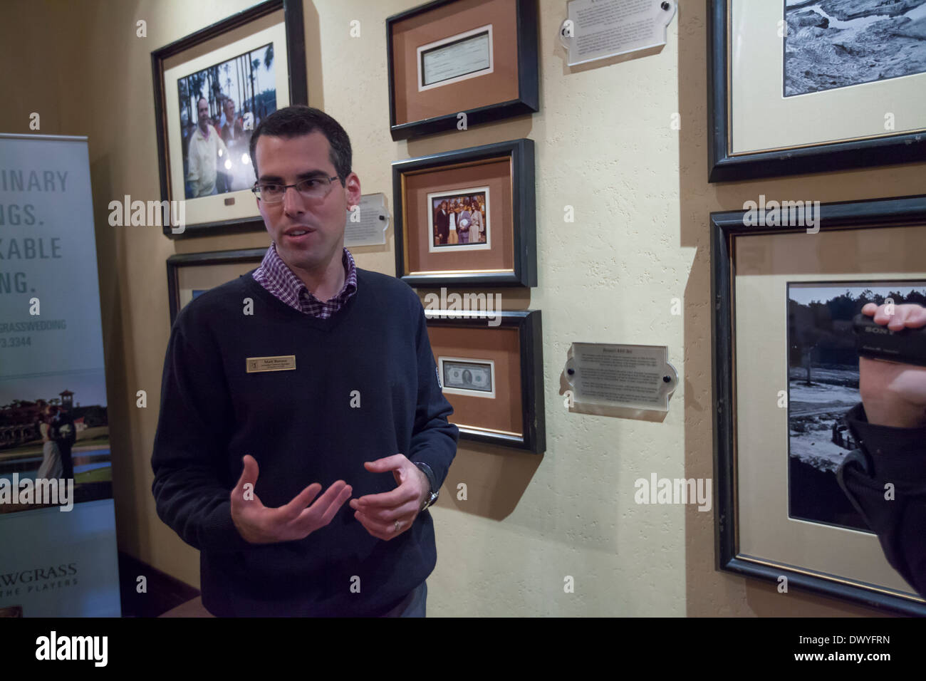 Matt Borocz spricht bei einem Rundgang durch die TPC at Sawgrass ...