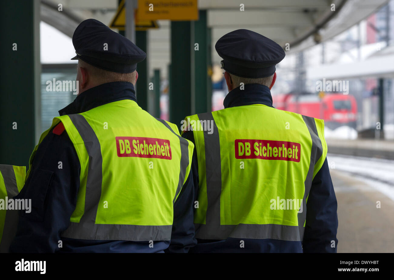 Leuchtend gelbe uniformen -Fotos und -Bildmaterial in hoher Auflösung ...