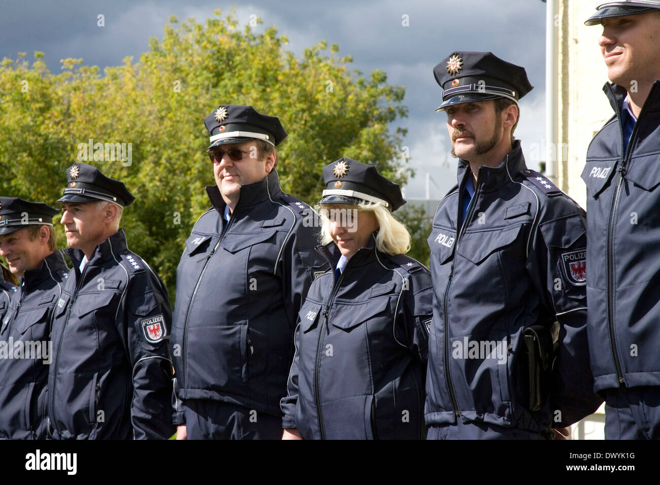 Neue blaue uniformen der polizei -Fotos und -Bildmaterial in hoher ...