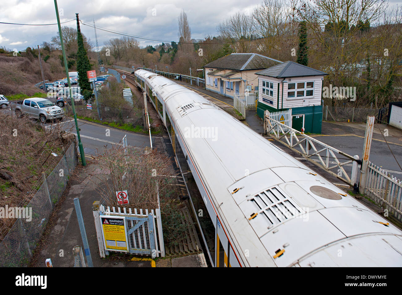 East Farleigh Bahnhof mit traditionellen schließe die Schranken und ...