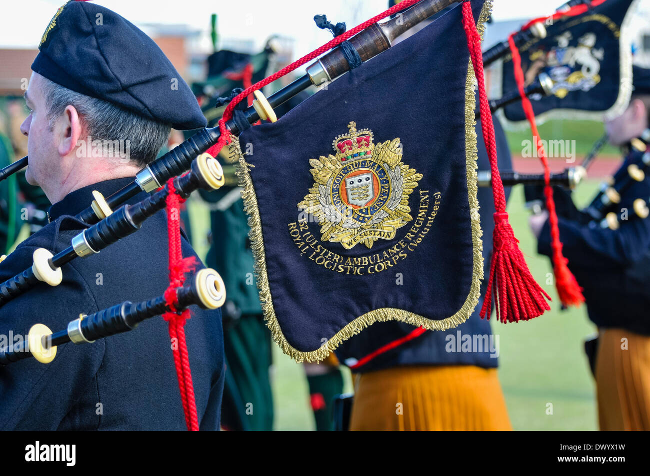 Lisburn, Nordirland. 15. März 2014 - hängen Regiments Banner von ...