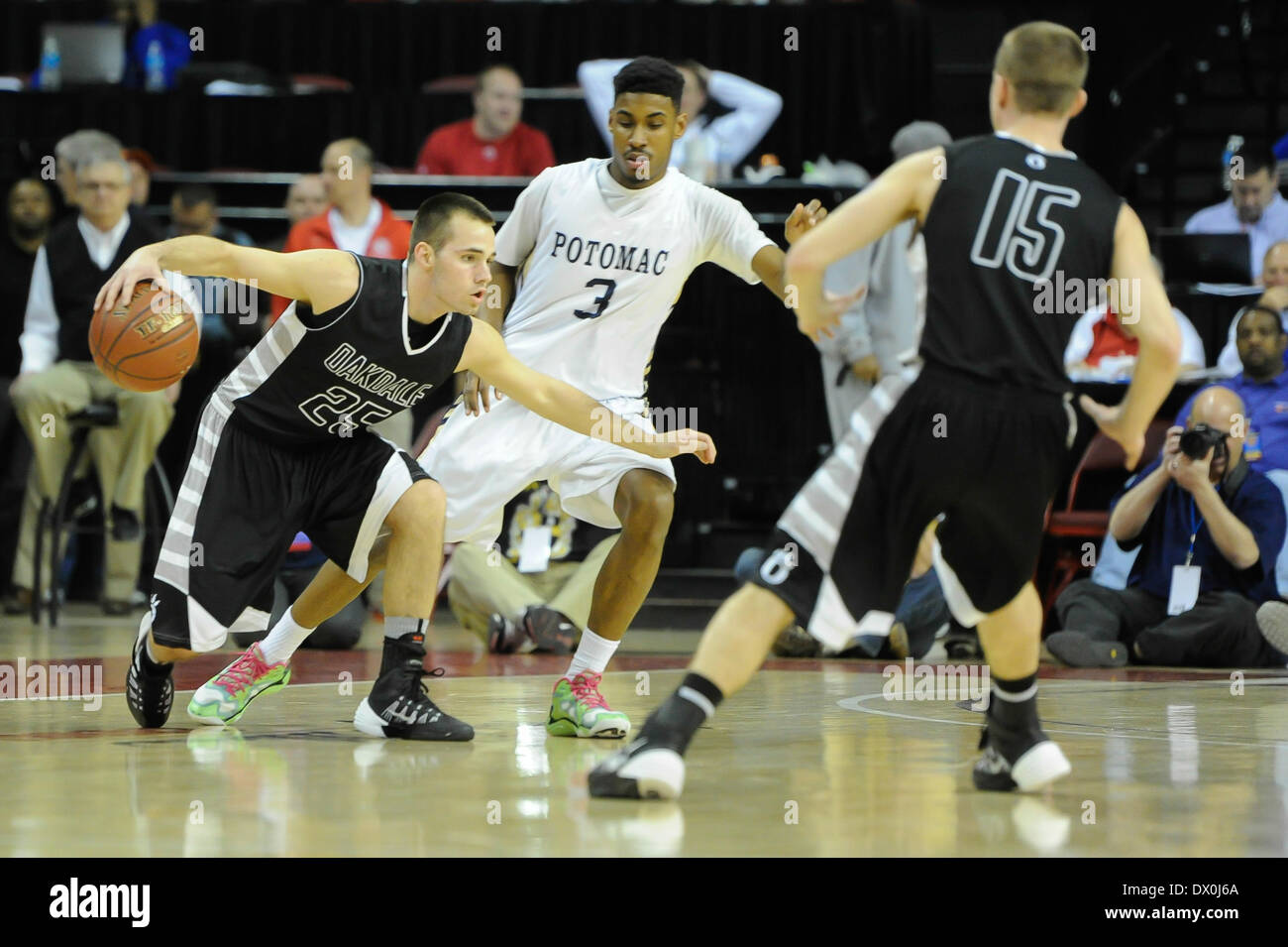 16. März 2014: Oakdales Jonathan Hoyle (25) dribbelt den Ball während ...