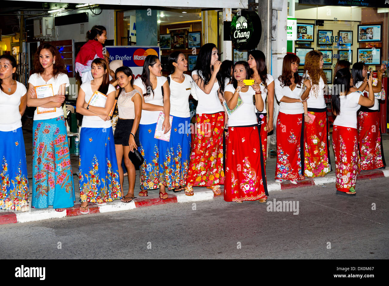 Massage-Mädchen, die gerade einer Parade in Patong, Phuket, Thailand Stockfotografie - Alamy