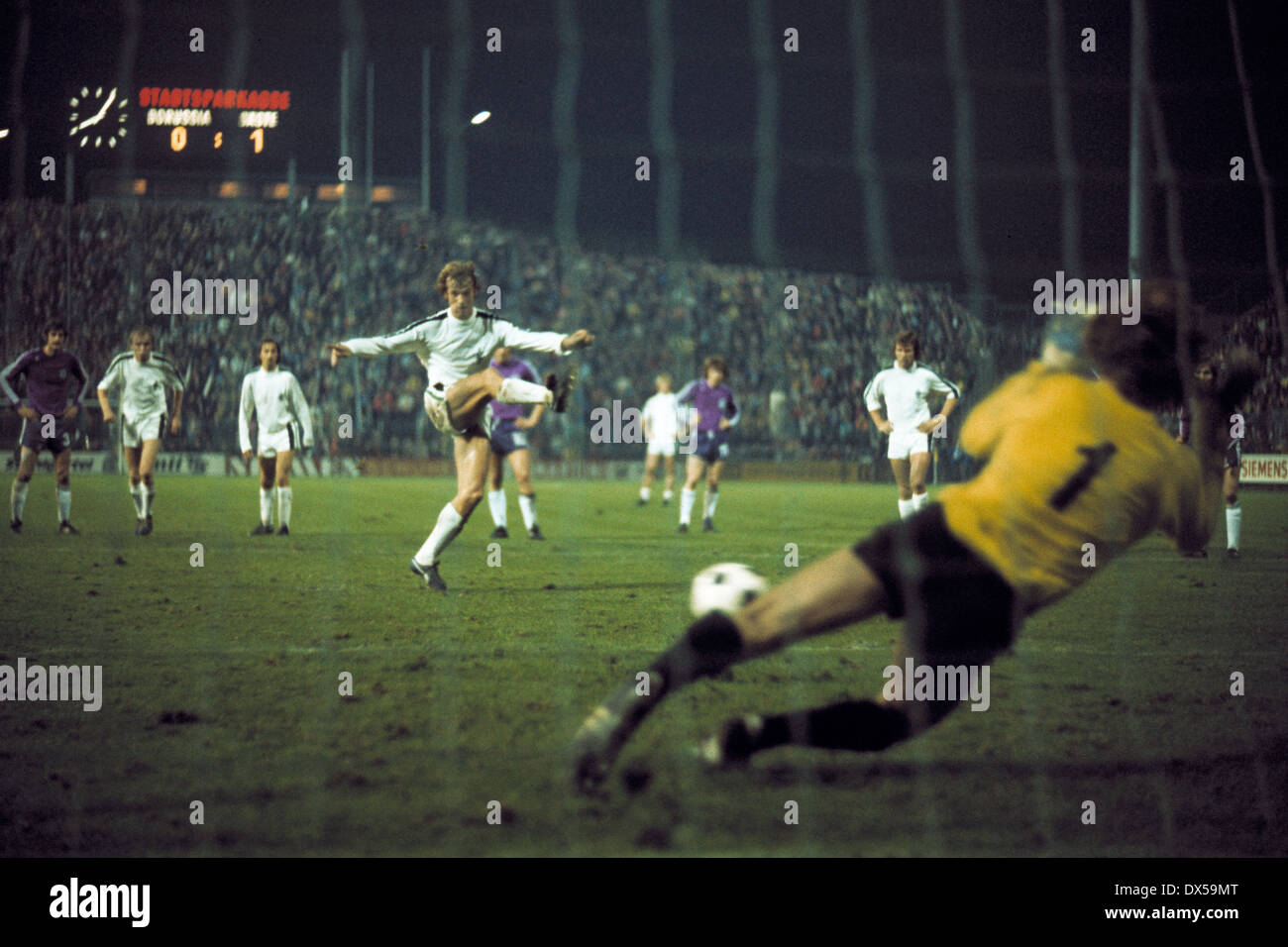 Scene with rainer bonhof -Fotos und -Bildmaterial in hoher Auflösung ...