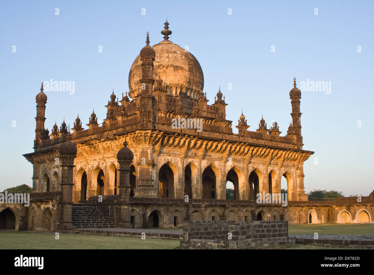 Mausoleum ibrahim rauza grab -Fotos und -Bildmaterial in hoher ...