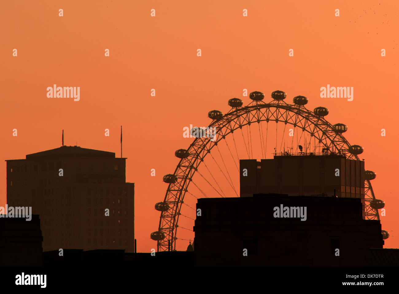 The london eye and the shell building -Fotos und -Bildmaterial in hoher ...