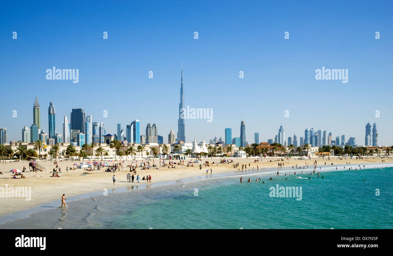 Jumeirah Open Beach mit Touristen und die Skyline der Wolkenkratzer in ...