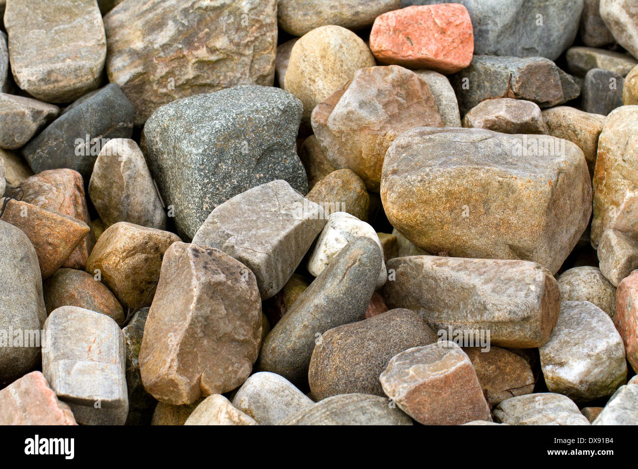 Kiesel/Steine am Ufer des Loch Eil in den schottischen Highlands, an ...