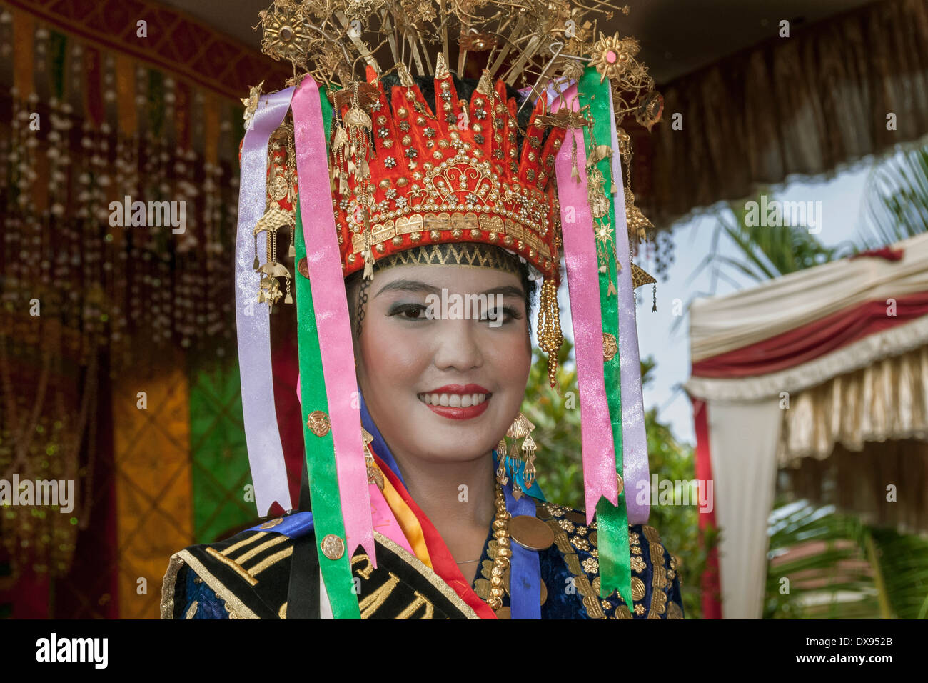 Traditioneller kopfschmuck indonesiens -Fotos und -Bildmaterial in ...