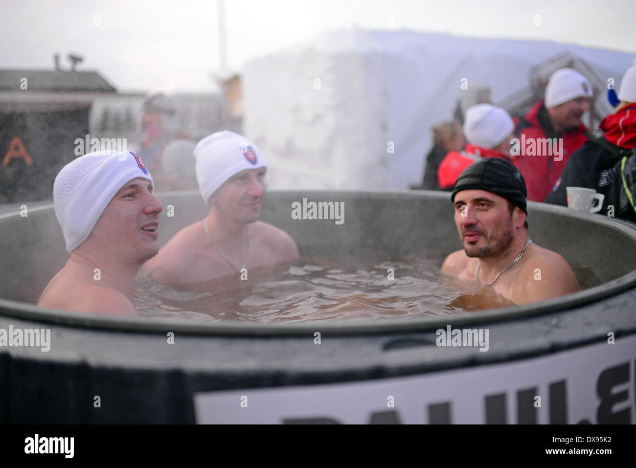 Rovaniemi, Finnland. 20. März 2014. Schwimmer im warmen Pool zu erholen ...