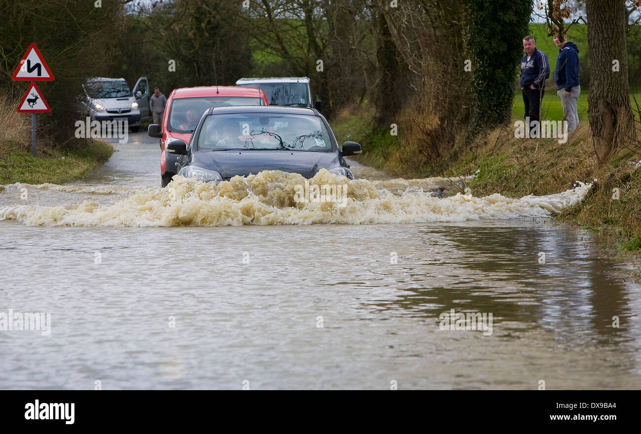Autos zu kämpfen durch Überschwemmungen Wasser im Kirchturm Bumpstead ...