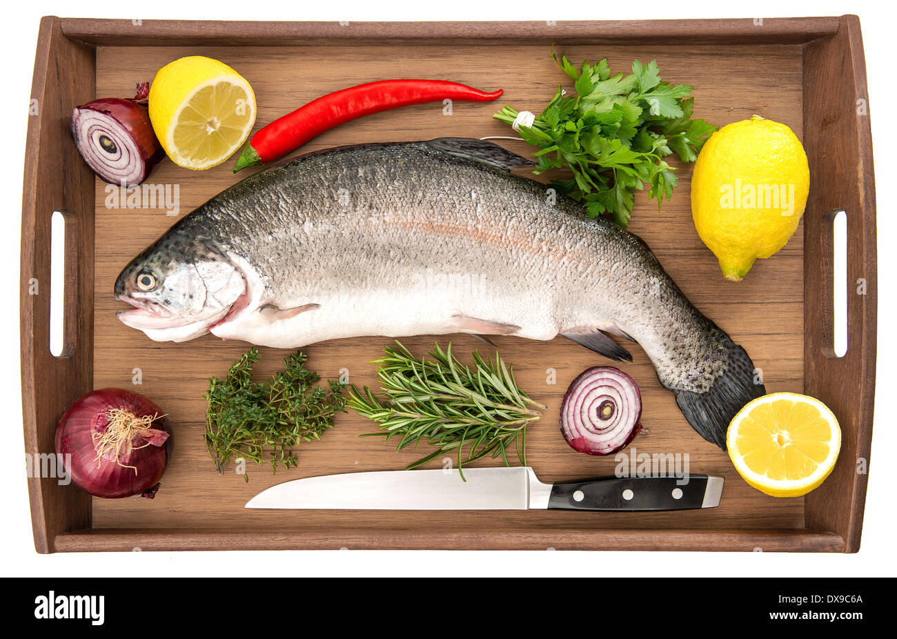 Rohe Forelle Fisch mit frischen Kräutern und Gewürzen auf Holztablett ...