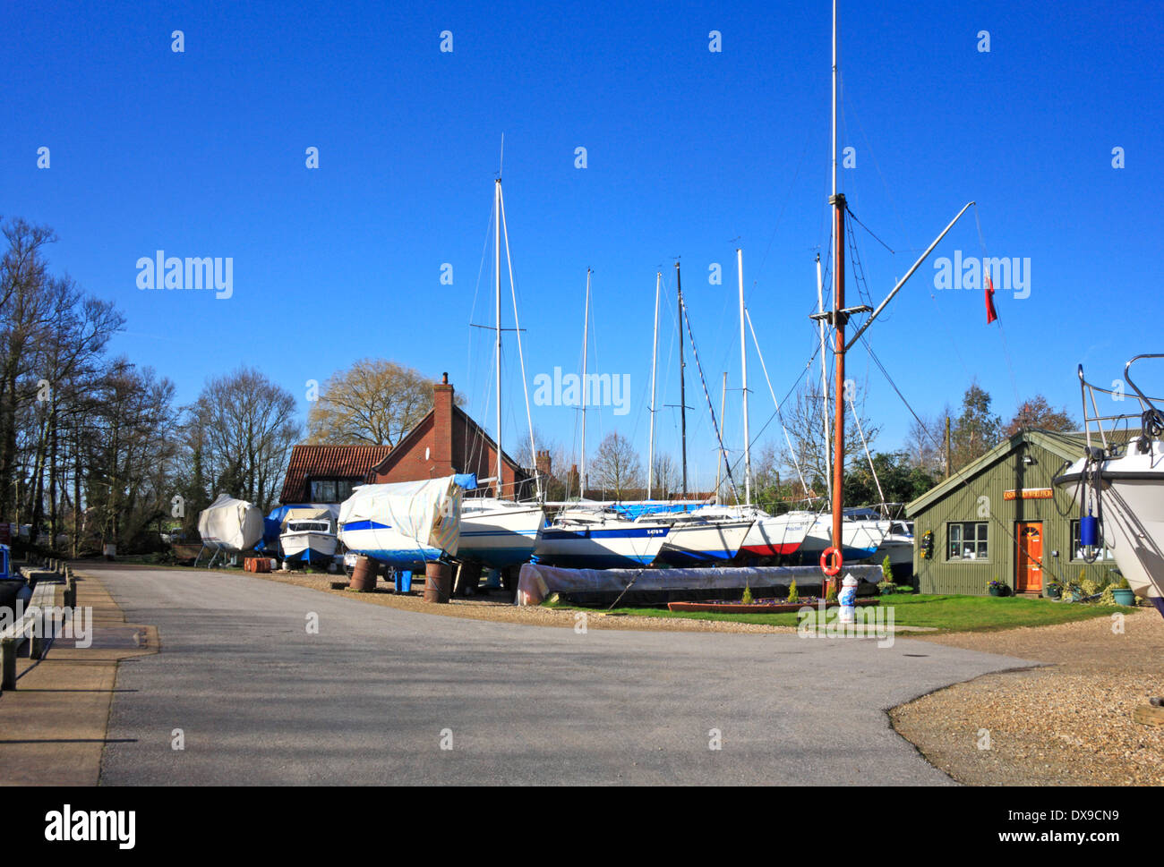 Ein Blick auf die Boote aus dem Wasser auf den Norfolk Broads in Upton ...