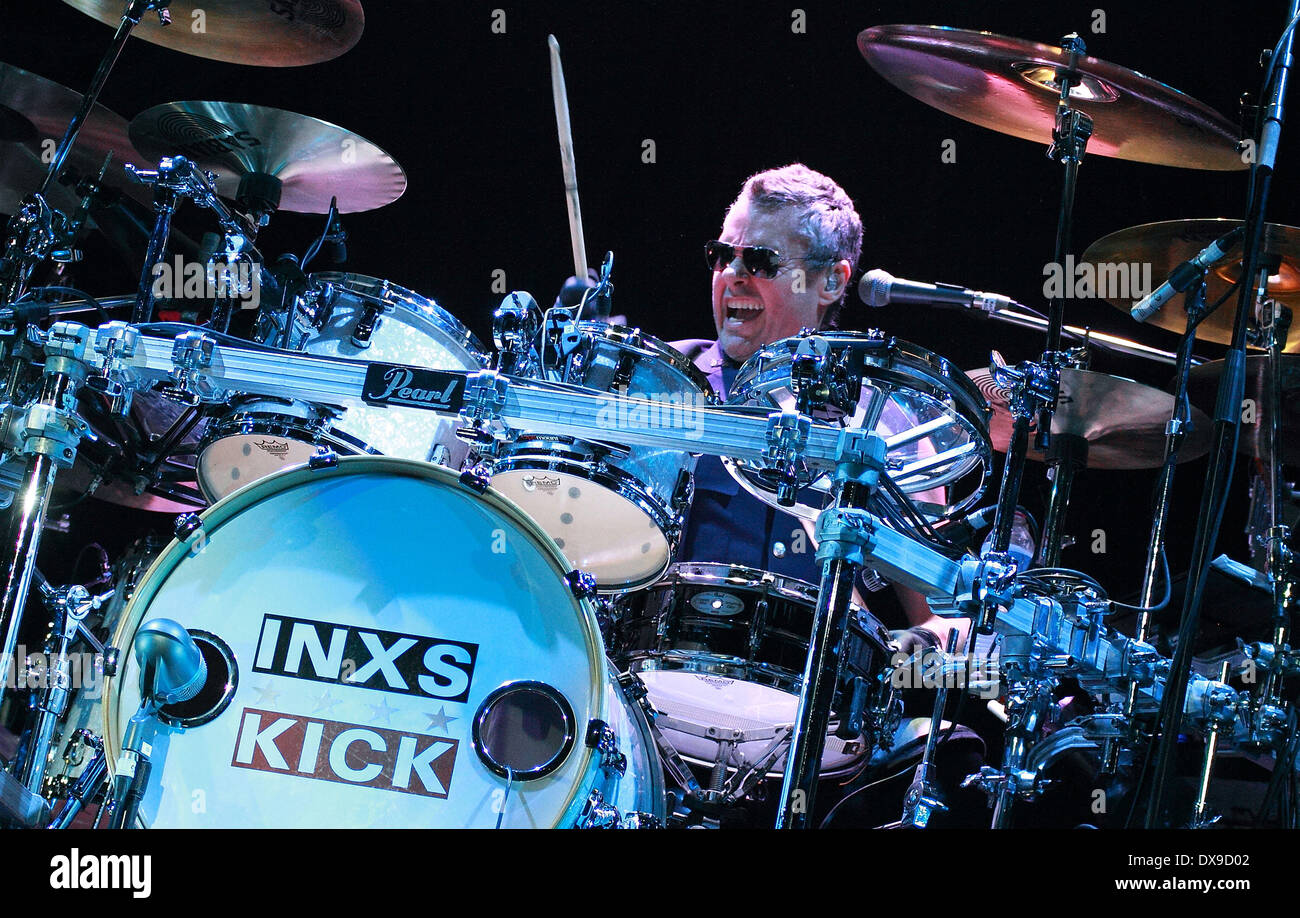 Jon Farriss INXS die live in der Arena von Perth. Es war die Gruppe ...
