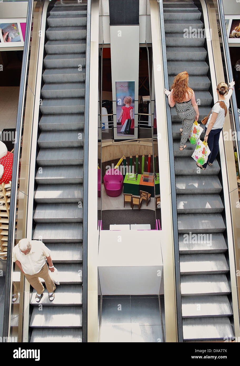 Escalator up down shopping -Fotos und -Bildmaterial in hoher Auflösung ...