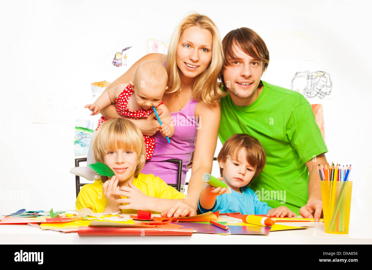 Kinder zeichnen mit mama -Fotos und -Bildmaterial in hoher Auflösung ...