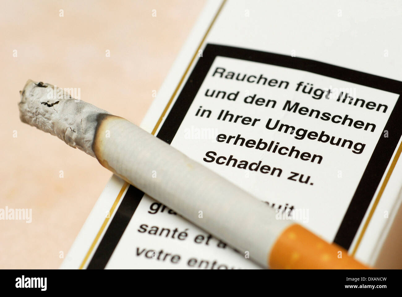 Zigarette und warnung auf paket -Fotos und -Bildmaterial in hoher ...