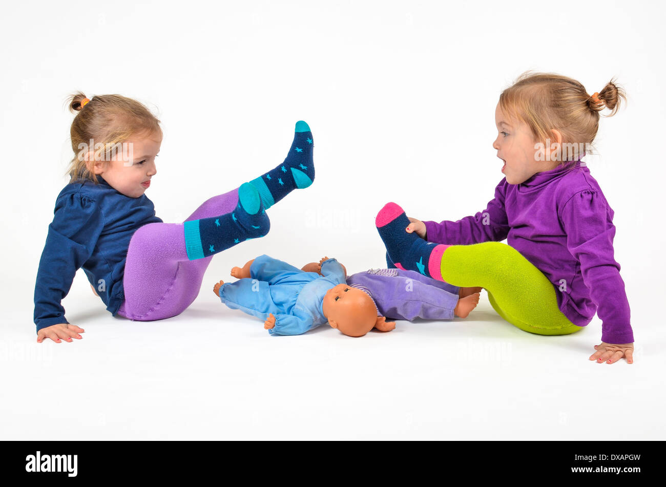 Mädchen spielen puppen Ausgeschnittene Stockfotos und -bilder - Alamy