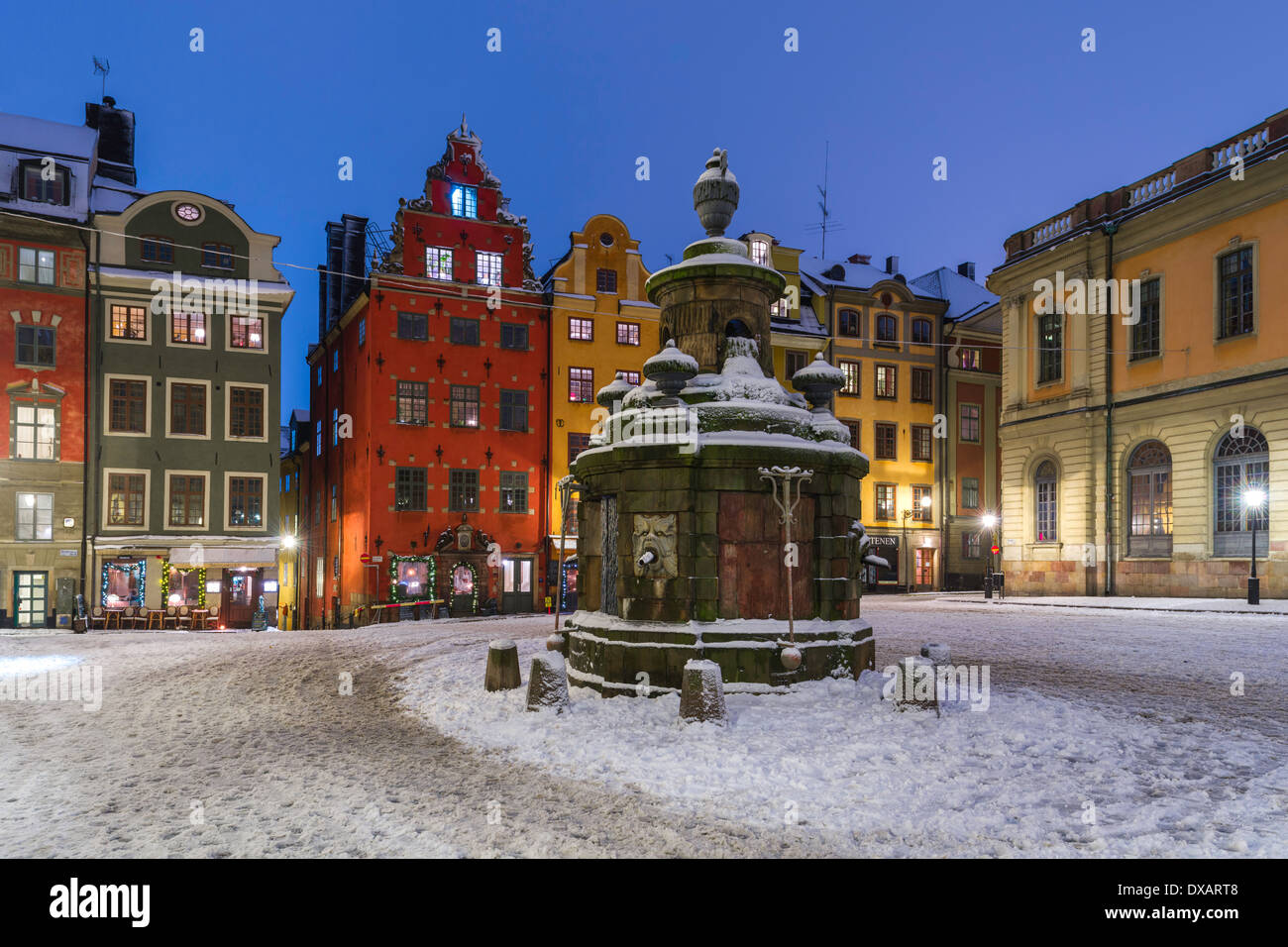Abends Blick auf Stockholms Stortorget ("The Big Square") in Gamla Stan ...