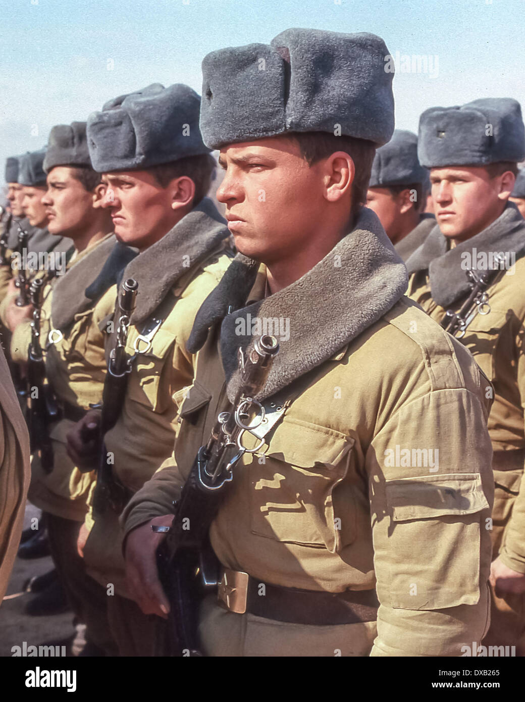 16. Februar 1989 - Termez, Usbekistan, RU - bewaffnet mit AK-47 ...