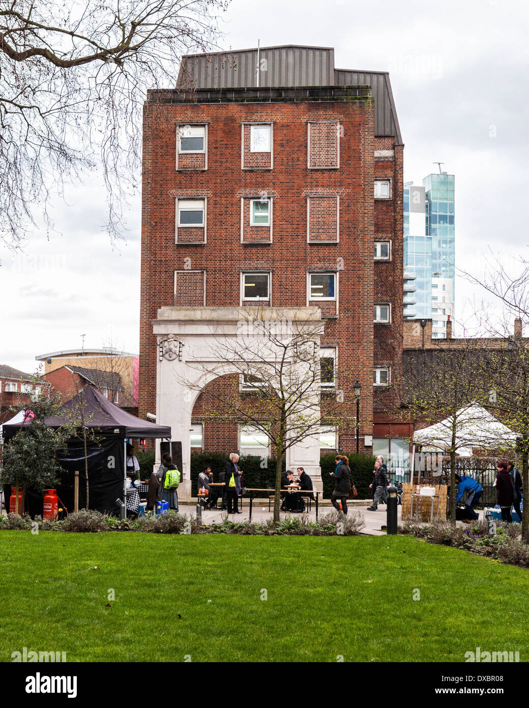 Kerls Memorial Arch vor Nuffield House auf Kerls Campus KCL Kings ...
