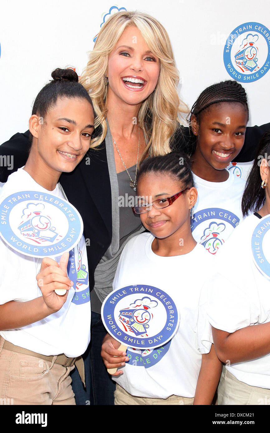 Christie Brinkley Smile Train, zusammen mit Famiglia Pizza feiert ... Christie Brinkley Smile Train, zusammen mit Famiglia Pizza feiert ...