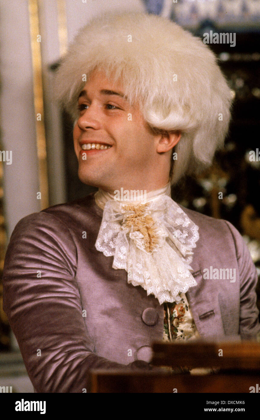 Amadeus mozart tom hulce -Fotos und -Bildmaterial in hoher Auflösung ...