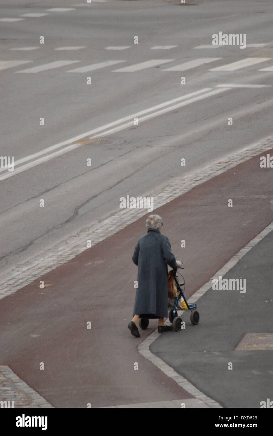 Old lady rollator -Fotos und -Bildmaterial in hoher Auflösung – Alamy