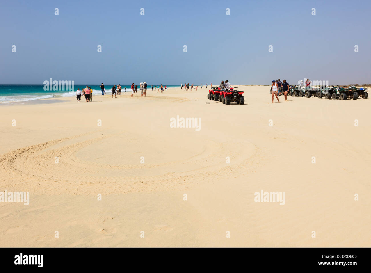Touristen und Quad-Bikes am Sandstrand von Praia de Santa Monica ...