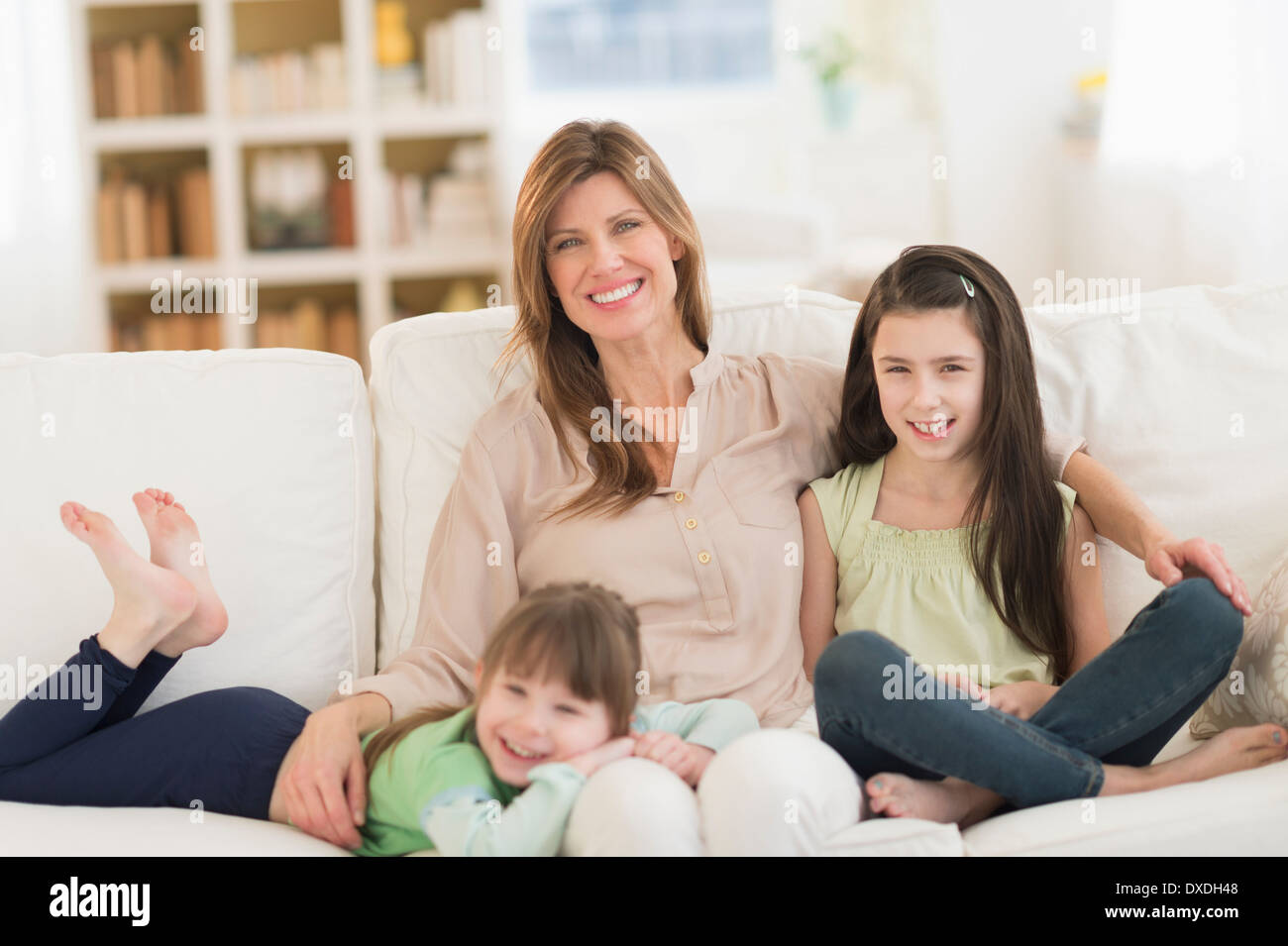 Mutter sitzt couch -Fotos und -Bildmaterial in hoher Auflösung – Alamy