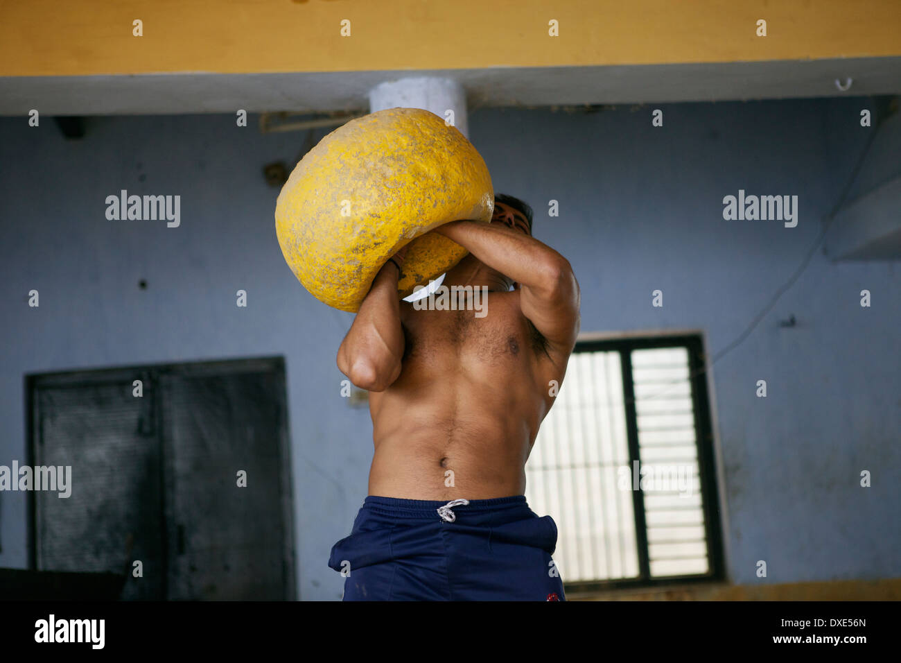 Indian traditional wrestling -Fotos und -Bildmaterial in hoher ...