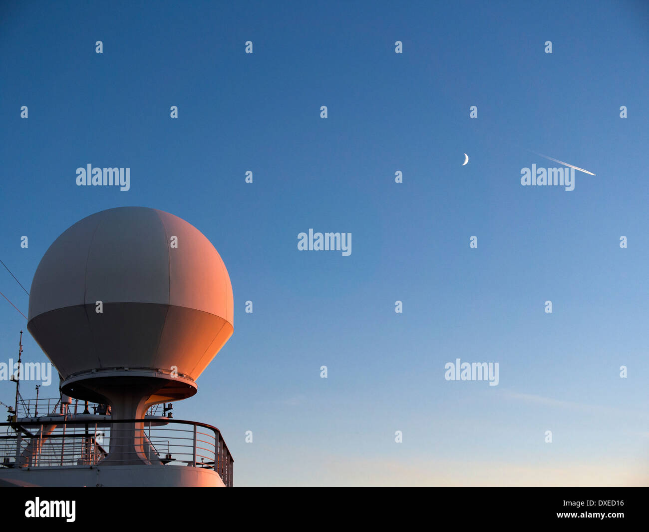 Ship deck railings -Fotos und -Bildmaterial in hoher Auflösung - Seite ...