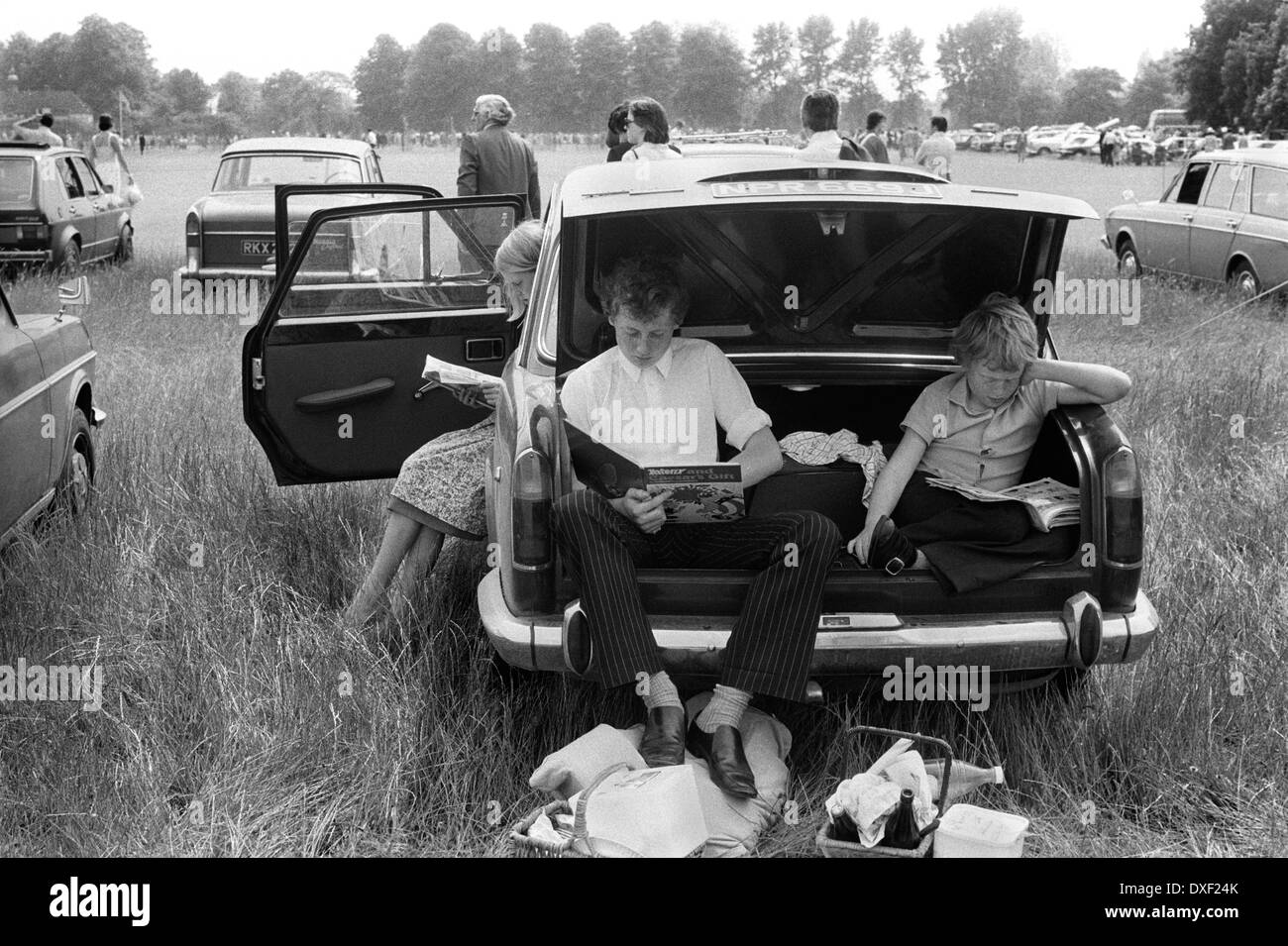 Asterix und Caesars Gift Kids lesen den Comic. Die Überreste eines ...