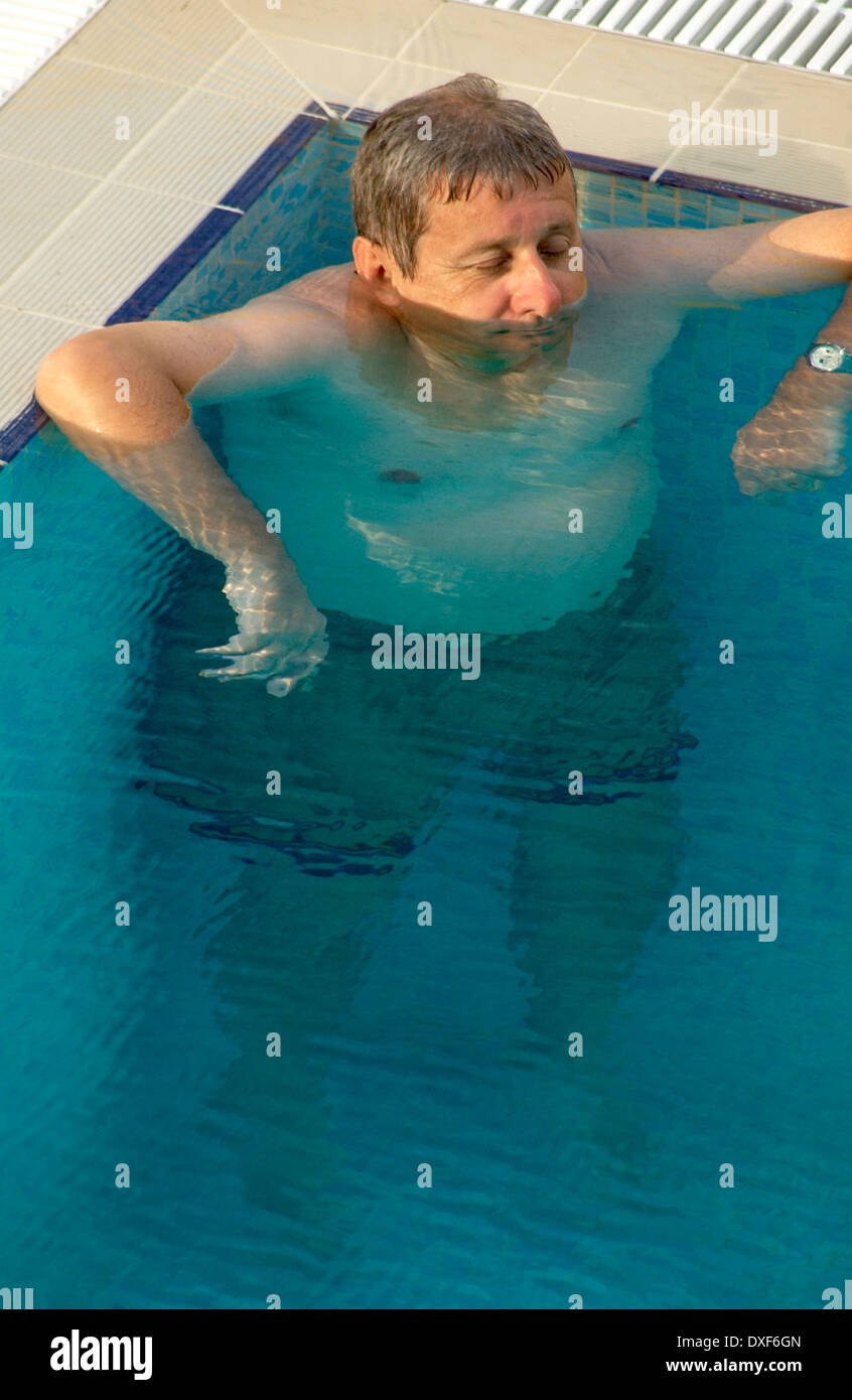 übergewichtiger mann im schwimmbad -Fotos und -Bildmaterial in hoher ...