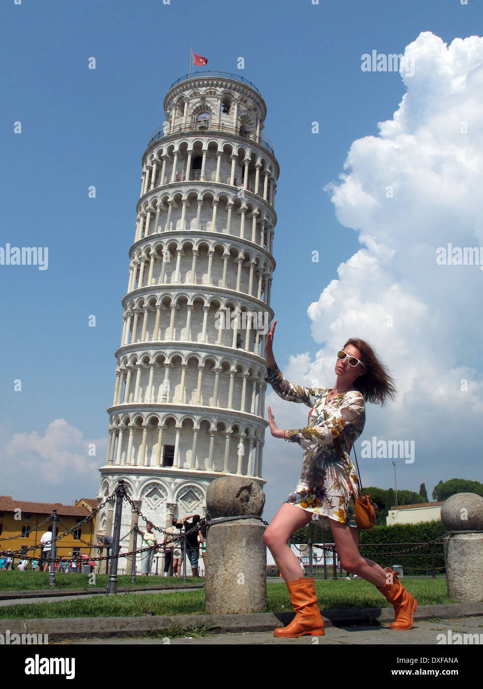 Schiefer turm von pisa posiert -Fotos und -Bildmaterial in hoher ...