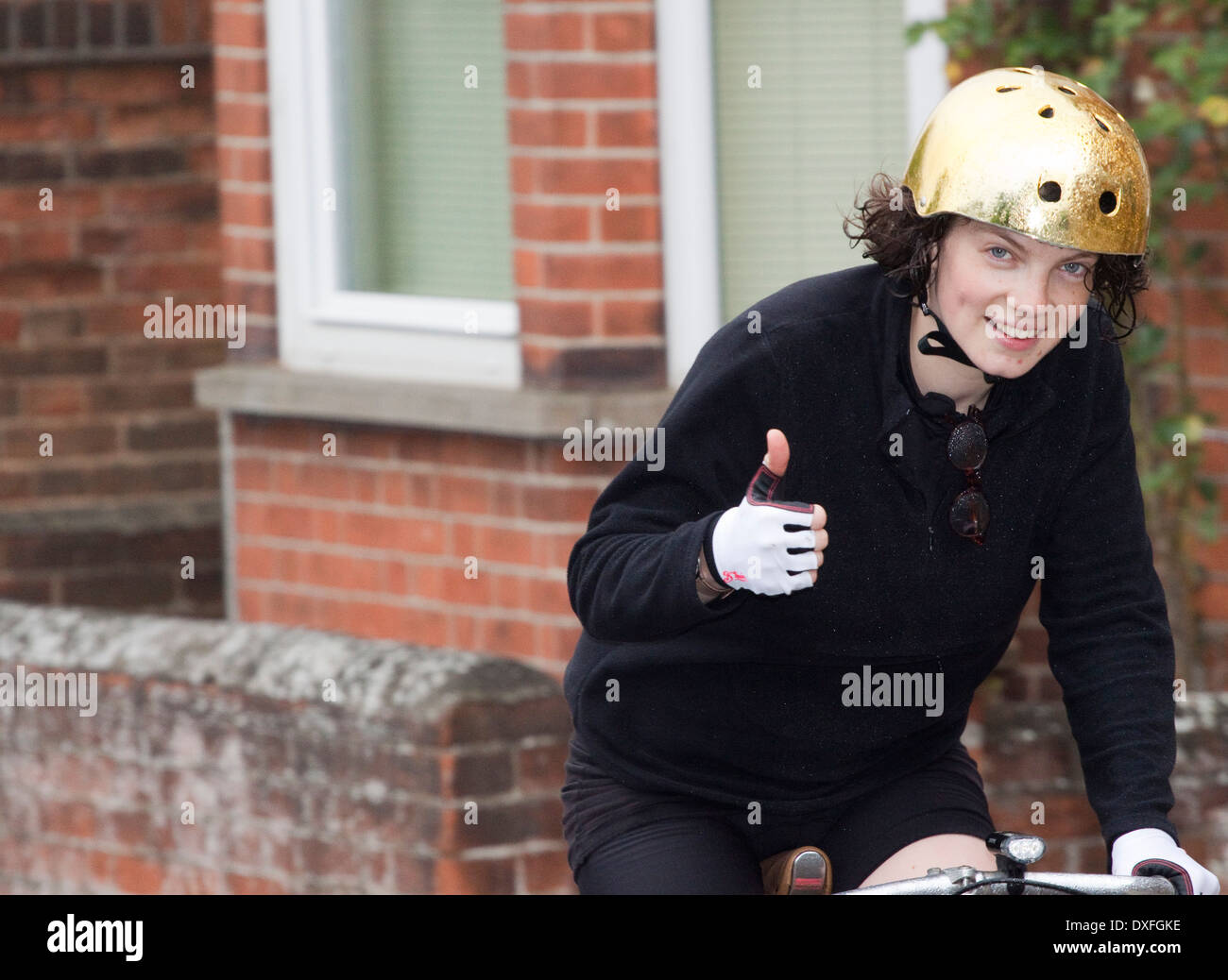 Radfahrer daumen hoch -Fotos und -Bildmaterial in hoher Auflösung – Alamy