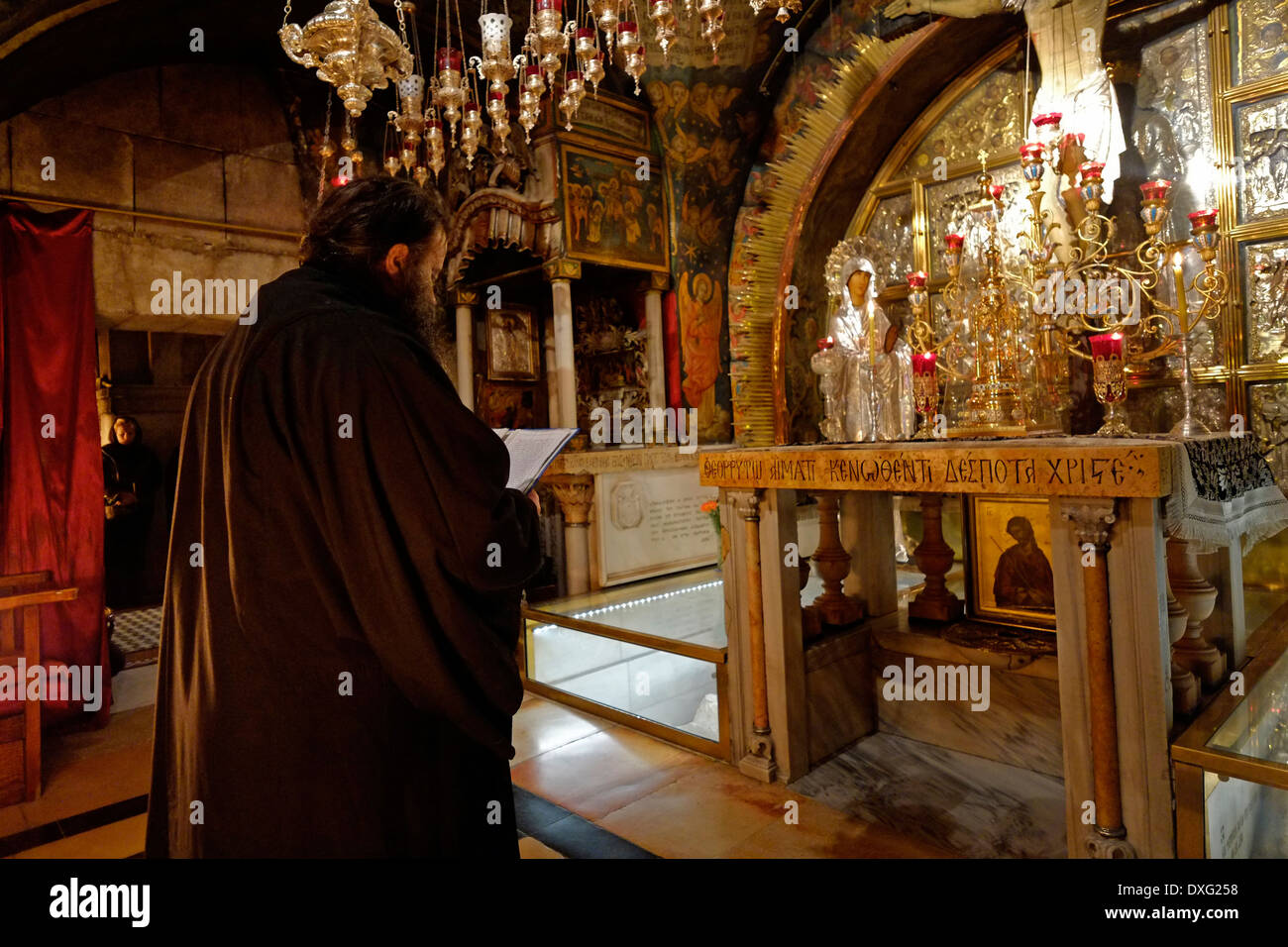 Griechisch-orthodoxen Priester im Rahmen einer Masse Prozession vor dem Altar der Kreuzigung auf ...