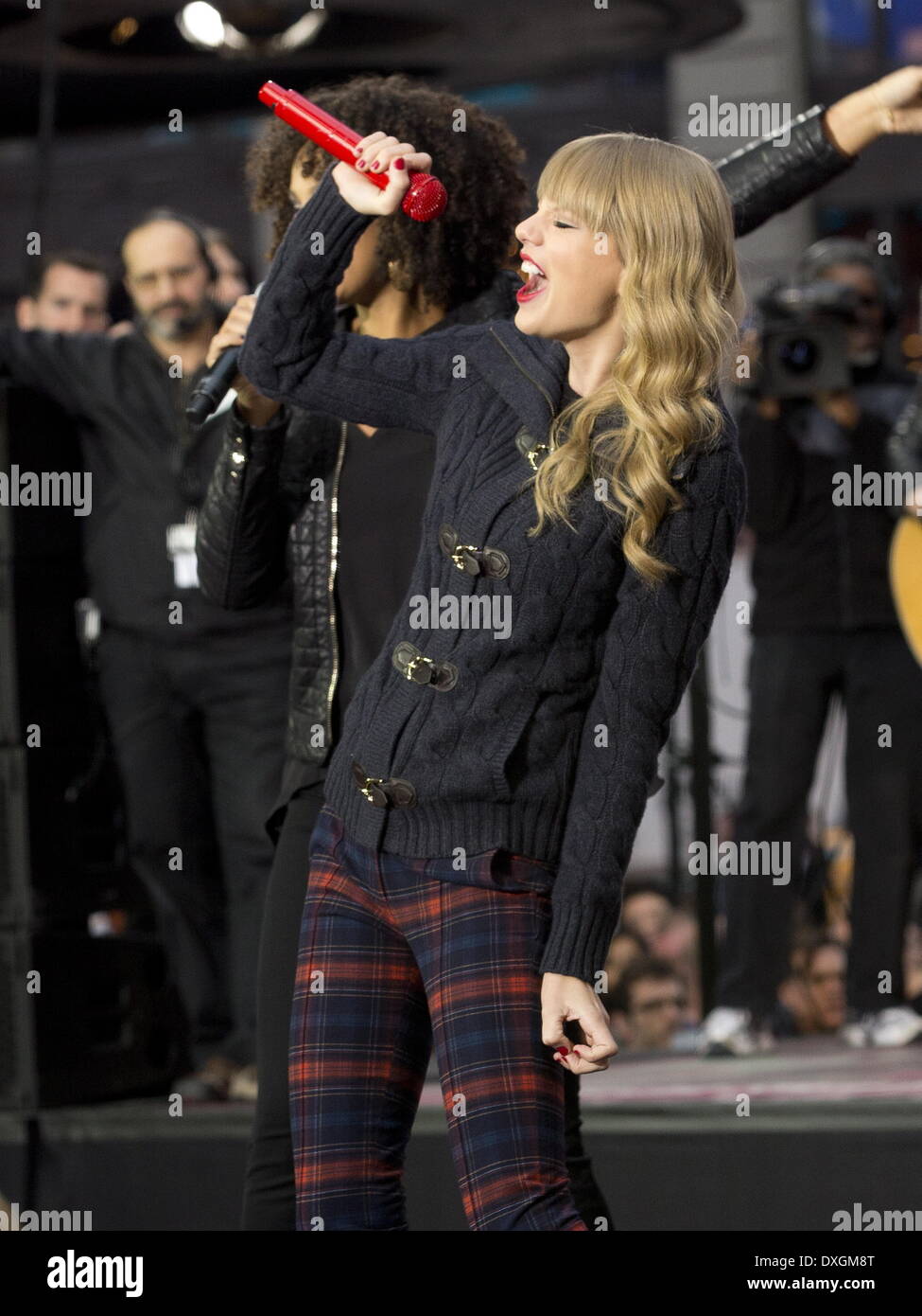 Taylor Swift führt am Times Square auf ABC "Good Morning America ...
