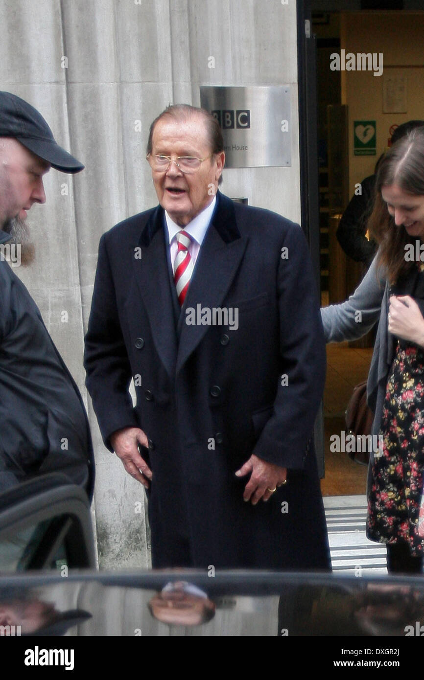 Roger Moore Berühmtheiten sind gesehen verlassen Radio 2 Studios London ...