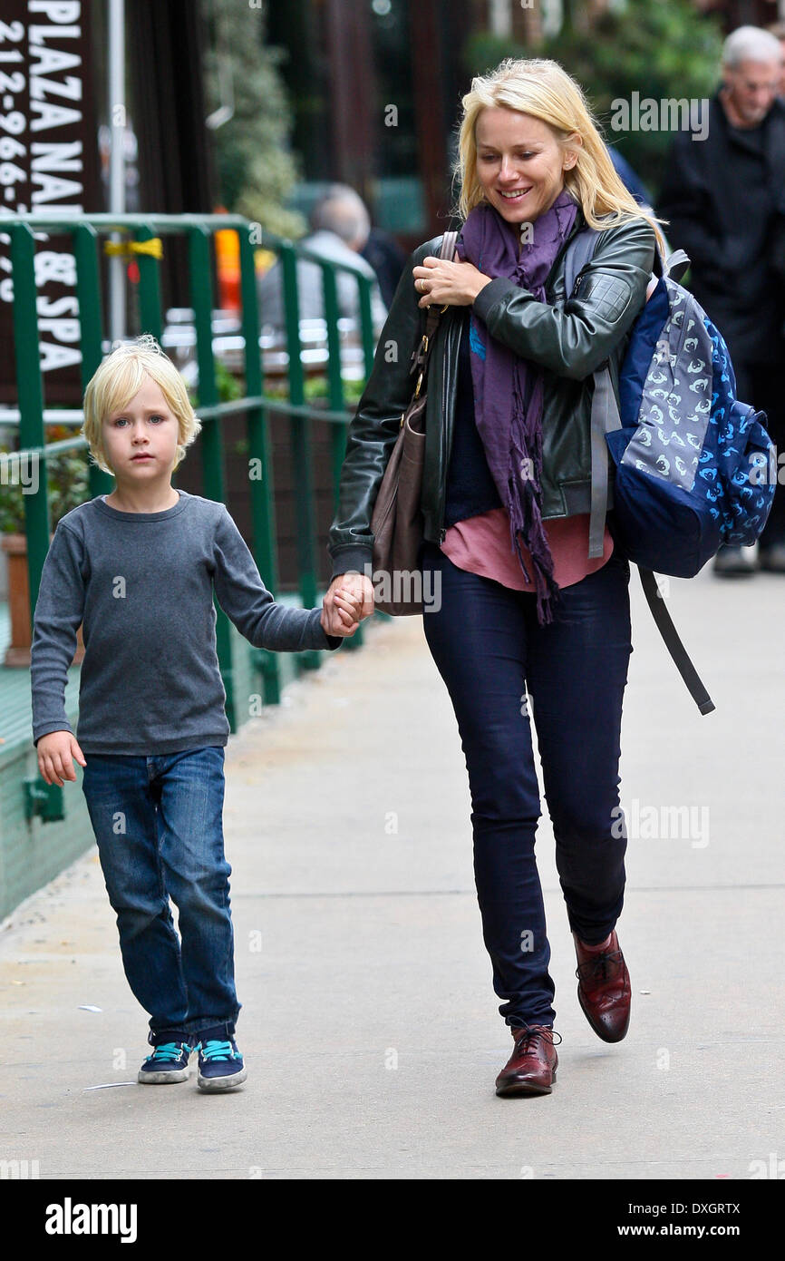Naomi Watts und Sohn Stockfotos und -bilder Kaufen - Alamy