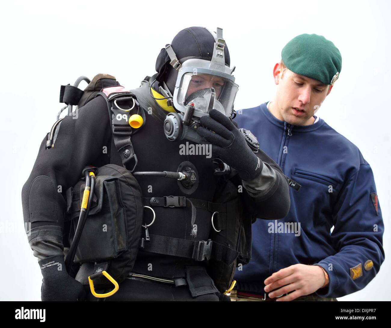 Military diver -Fotos und -Bildmaterial in hoher Auflösung – Alamy